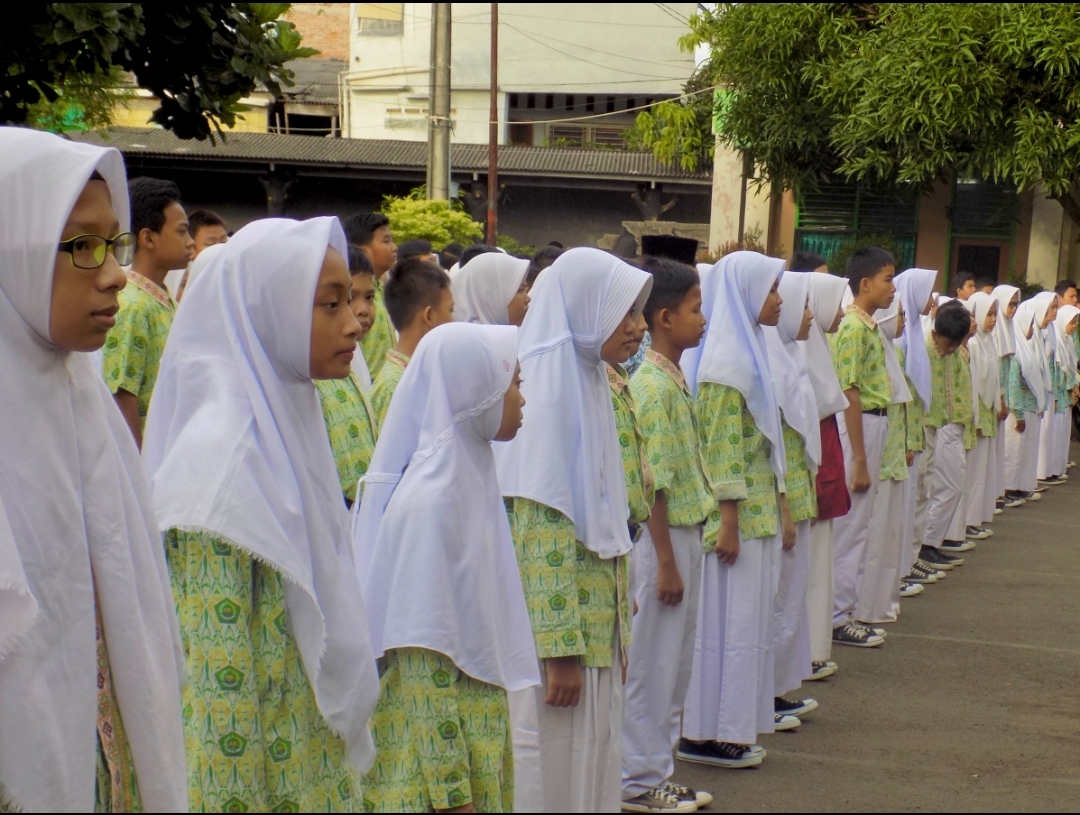 Tujuan dan Makna Seragam Batik Sekolah di Indonesia - GEMA